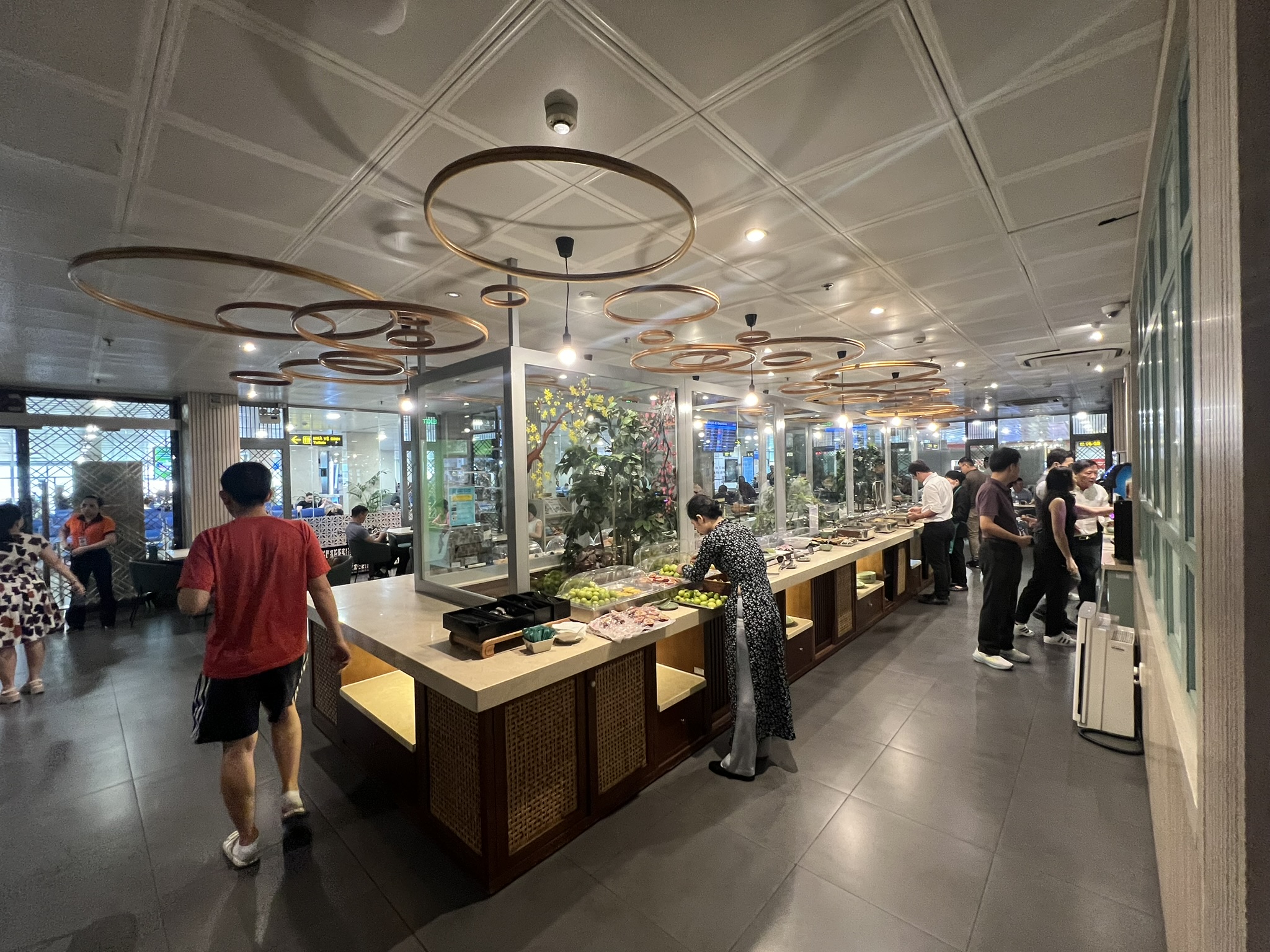 SE Asia Trip Part 19 – Le Saigonnais Domestic Lounge Saigon and Vietnam ...