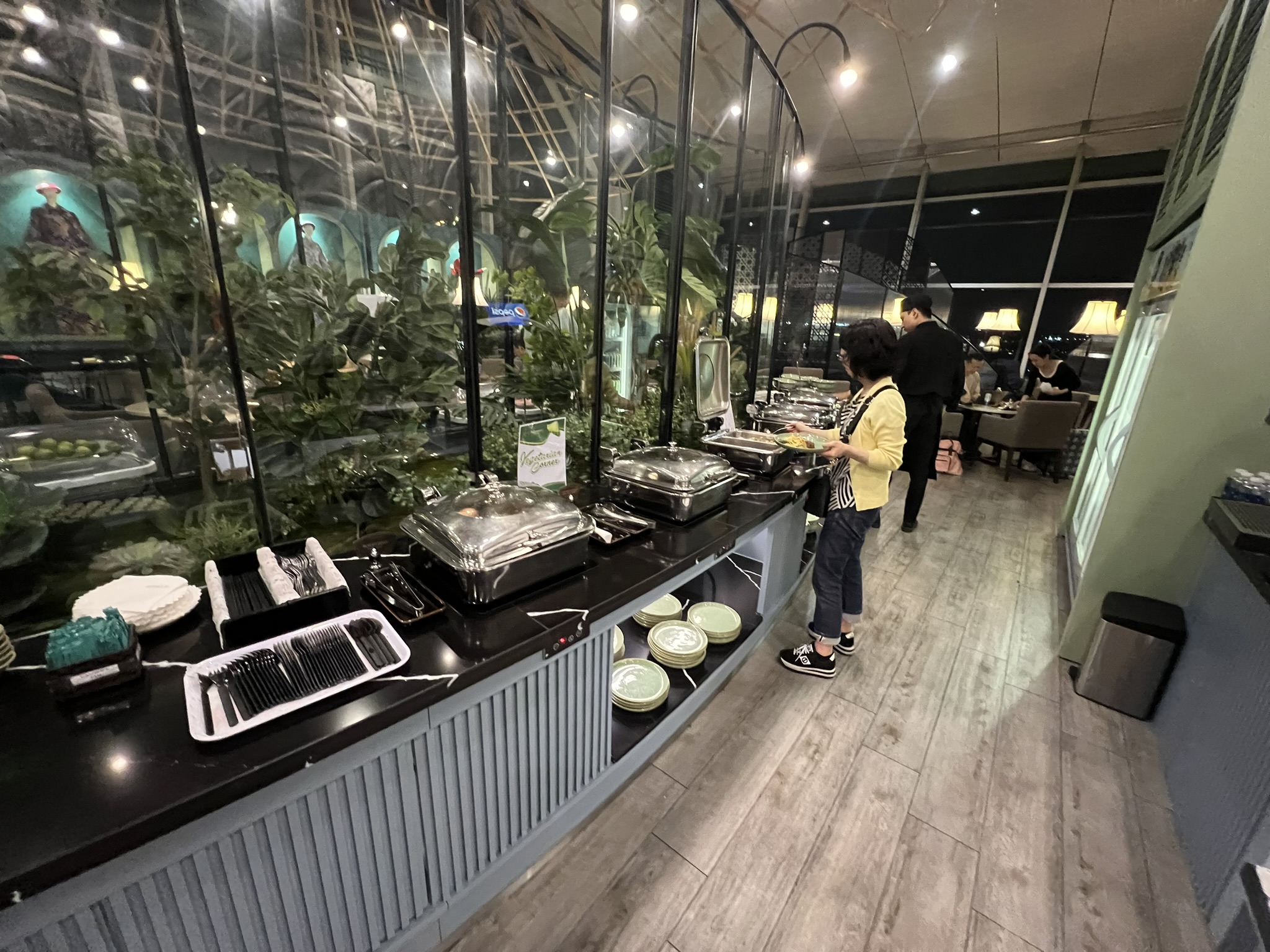SE Asia Trip Part 25 – Transiting SGN and Le Saigonnaise Lounge ...
